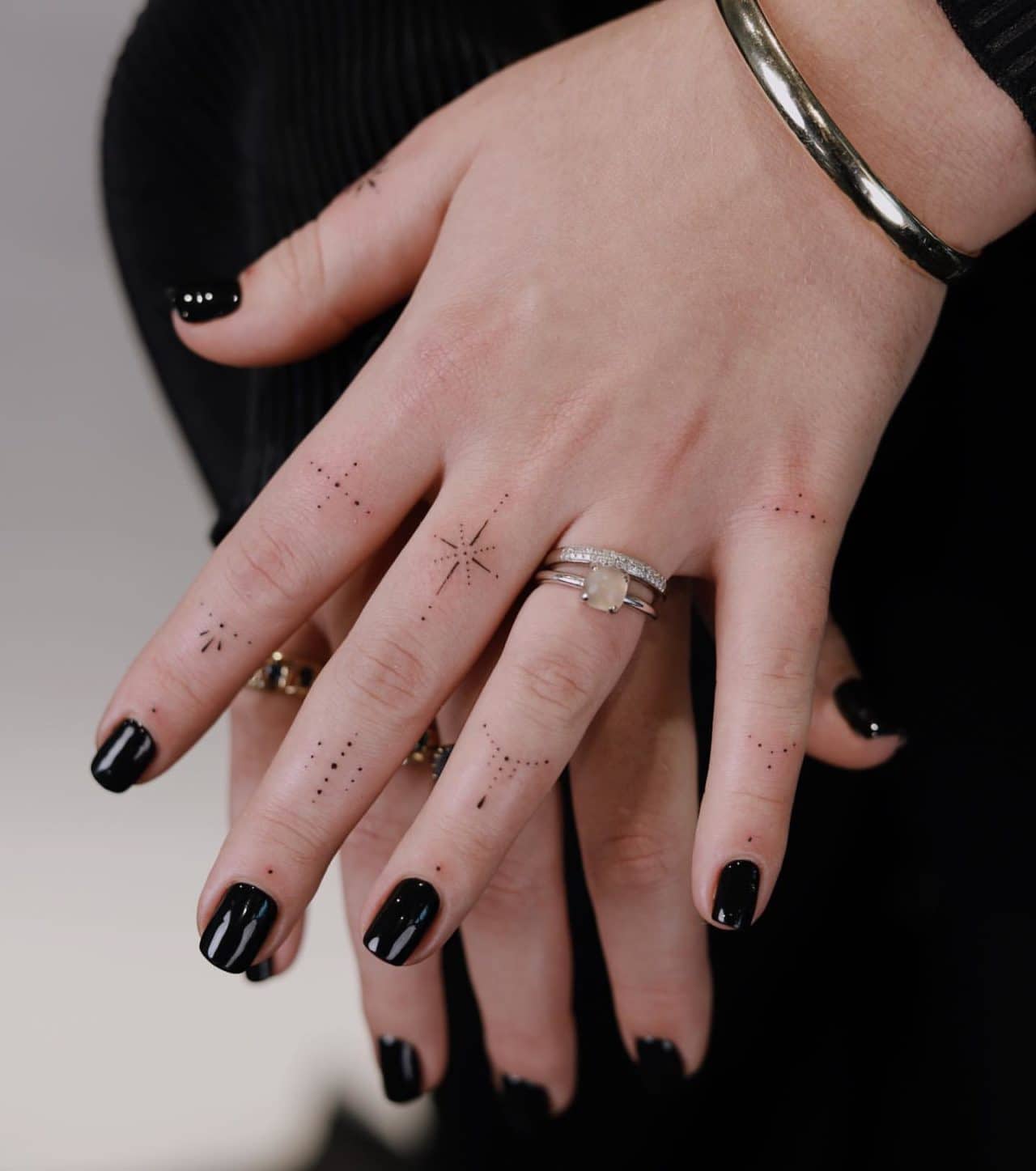 50 Awesome Finger Tattoo Ideas for Men & Women in 2023